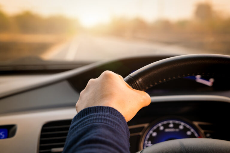 ¿Cómo conducir un auto manual y automático? Paso a paso para principiantes